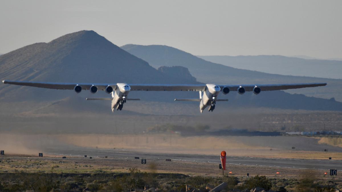 FOTO: Penampakan Pesawat Terbesar di Dunia Mengudara Pertama Kali ...