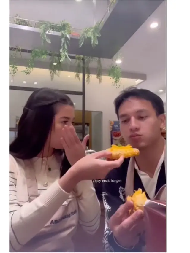 6 Momen Maria Theodore Pamer Cooking Date Bareng Jefri Nichol, Tepis Kabar Putus - Hot Liputan6.com