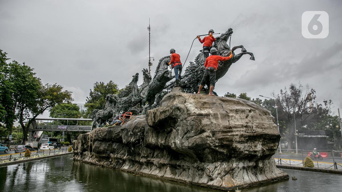 FOTO: Perawatan Patung Kuda Arjuna Wijaya - Foto Liputan6.com