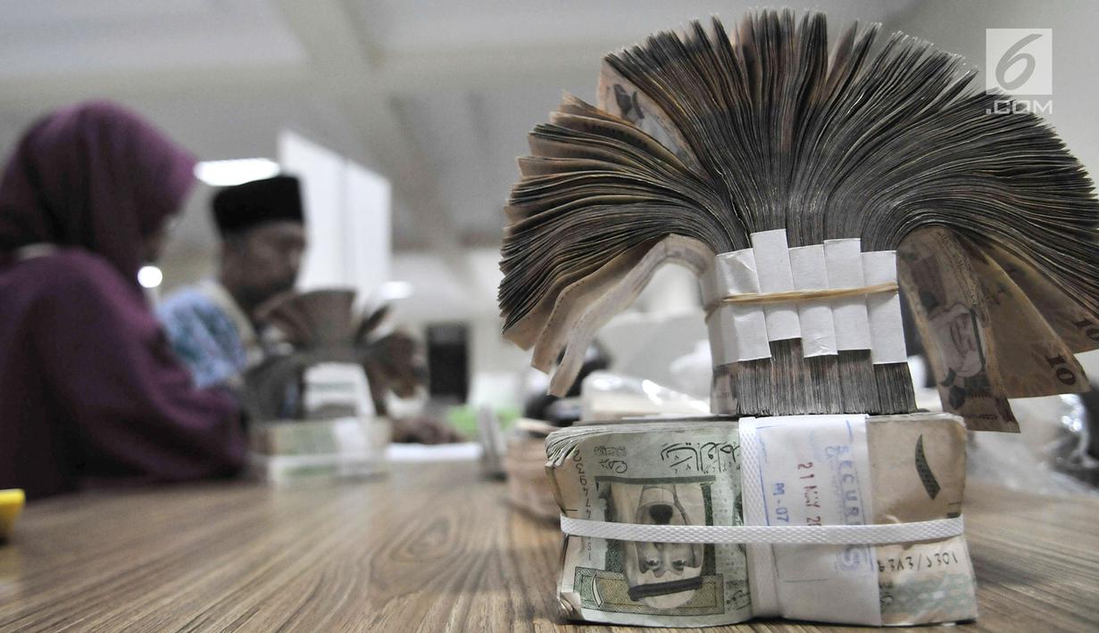 FOTO: Sebelum ke Tanah Suci, Jemaah Calon Haji Tukarkan Rupiah ke Riyal ...