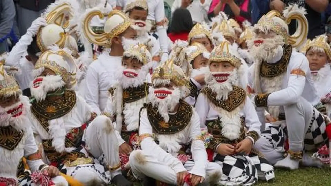 Di Balik Tari Kethek Ogleng, Hiburan, dan Ikon Wisata Kabupaten ...