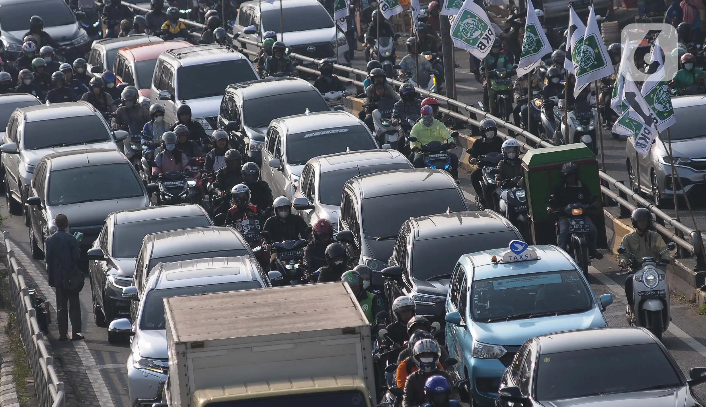 Hari Pertama Masuk Sekolah, Lalu Lintas di Jakarta Macet - Foto ...