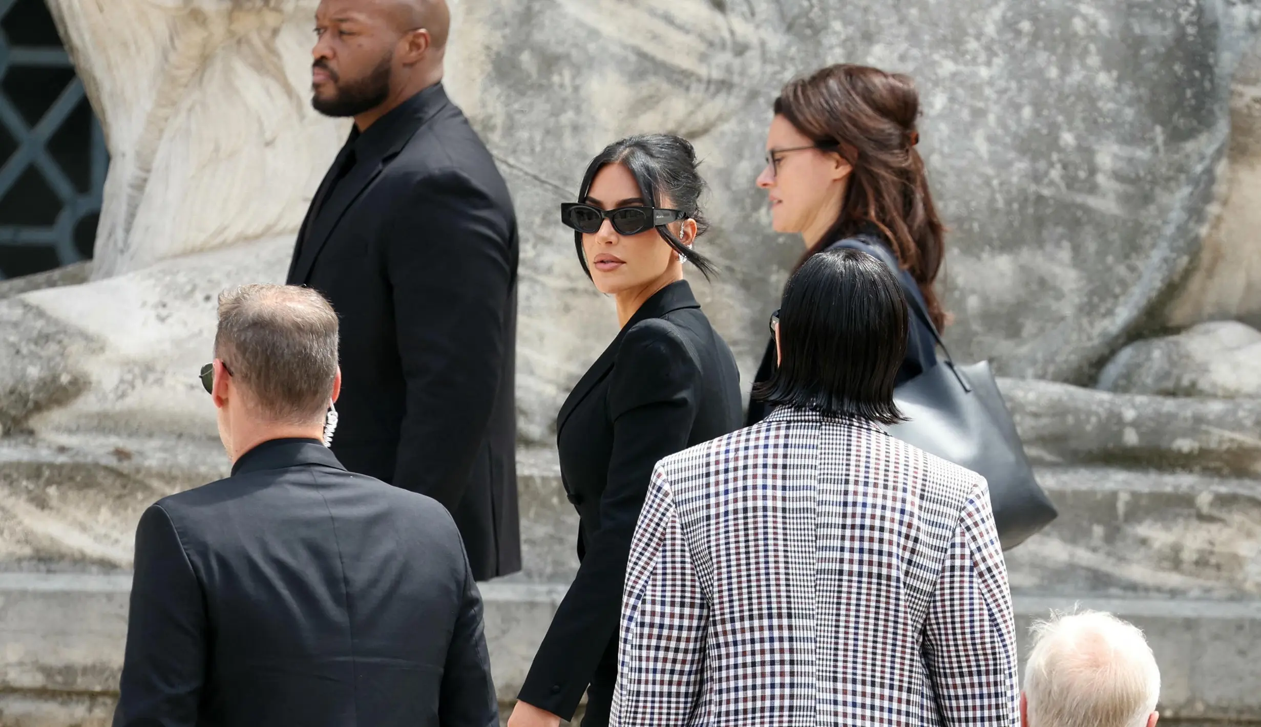 Tiba di Paris, Kim Kardashian Jadi Saksi Sidang Kasus Perampokan yang ...