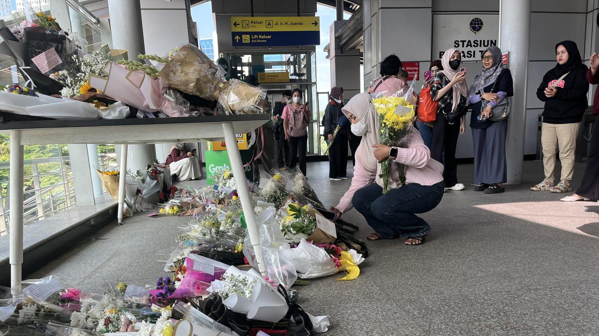 Duka di Stasiun Bekasi Timur, 16 Korban Kecelakaan KRL Dihujani Doa dan ...