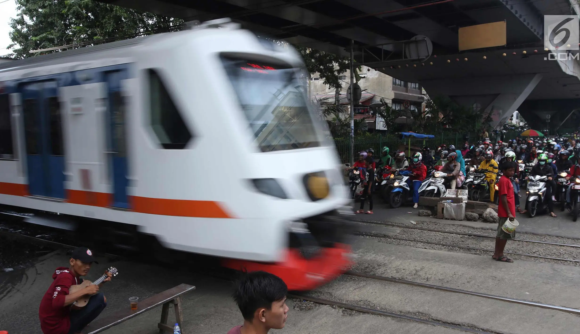 FOTO: Mengerikan, Perlintasan Kereta Api Ini Tidak Berpalang Pintu - Foto Liputan6.com