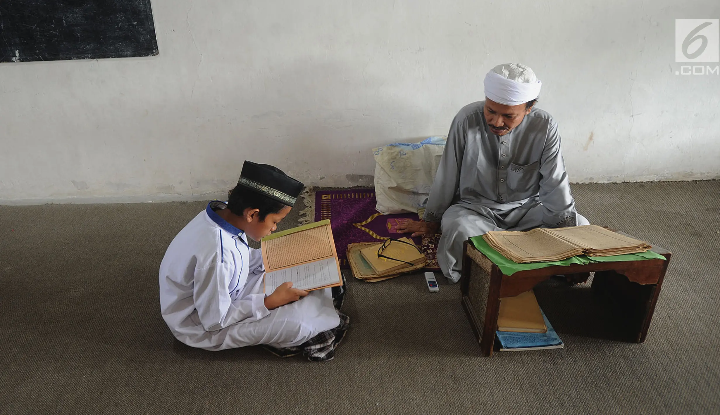 FOTO: Tradisi Santri Belajar Kitab Kuning Saat Ramadan - Foto Liputan6.com