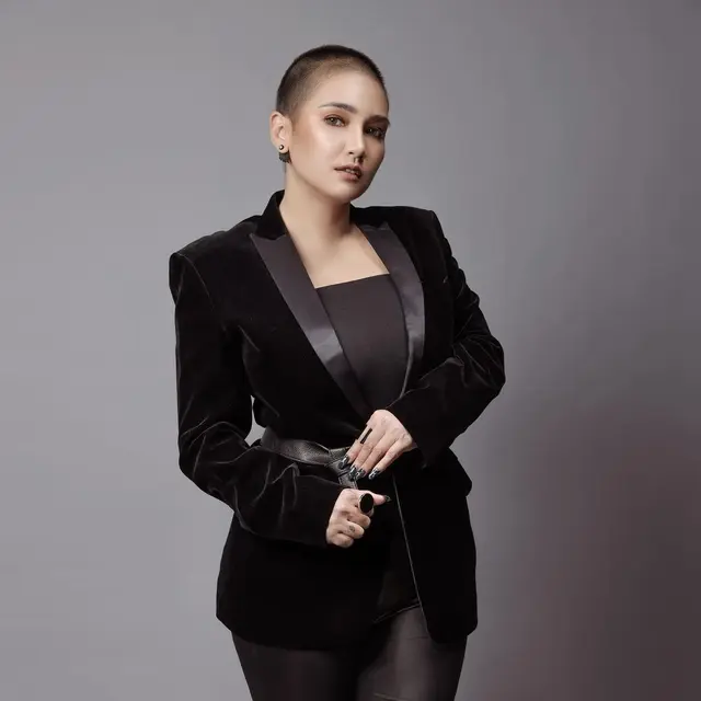 6 Potret Feby Febiola Dengan Busana Serba Hitam, Tampil Penuh Percaya ...