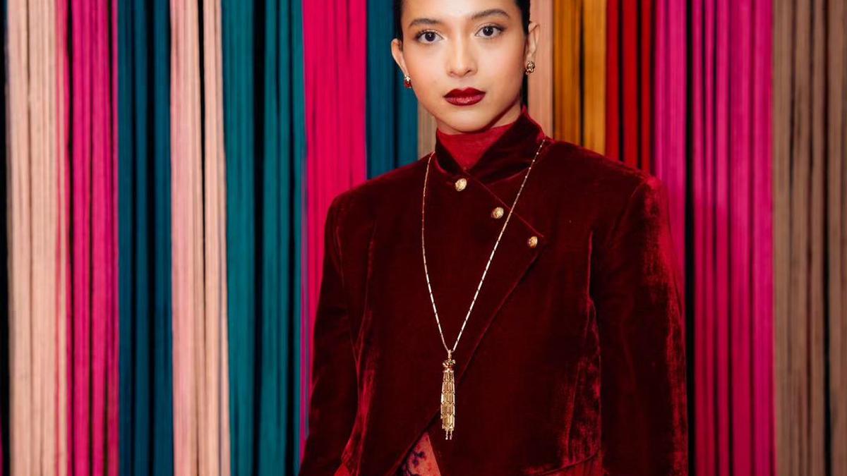 Pesona Bold dan Fearless Putri Marino Tiru Gaya Jeng Yah dengan Kebaya ...