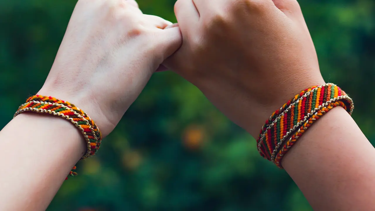 8 Cara Membuat Gelang yang Simpel dan Cantik, Mudah Dipraktikan - Hot ...