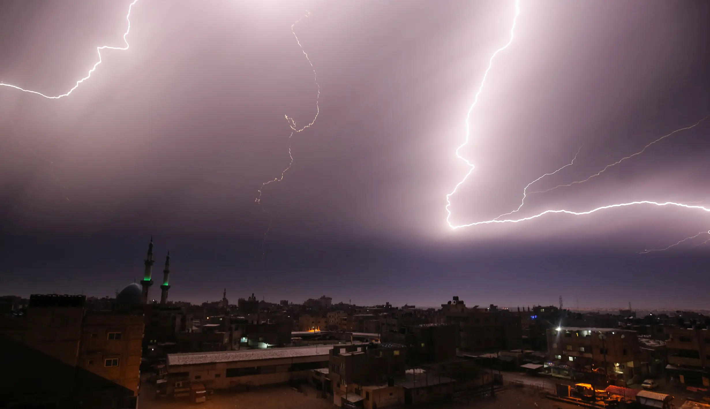 FOTO: Kilat Petir Penuhi Langit Gaza - Foto Liputan6.com