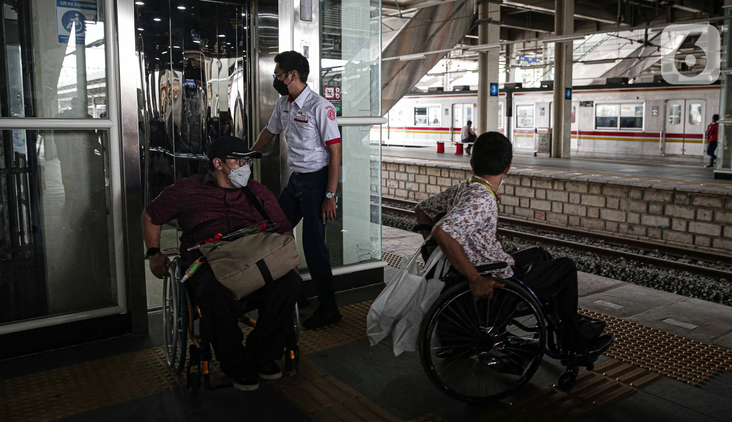 FOTO: Melihat Fasilitas untuk Penyandang Disabilitas di Stasiun Kereta - Foto Liputan6.com
