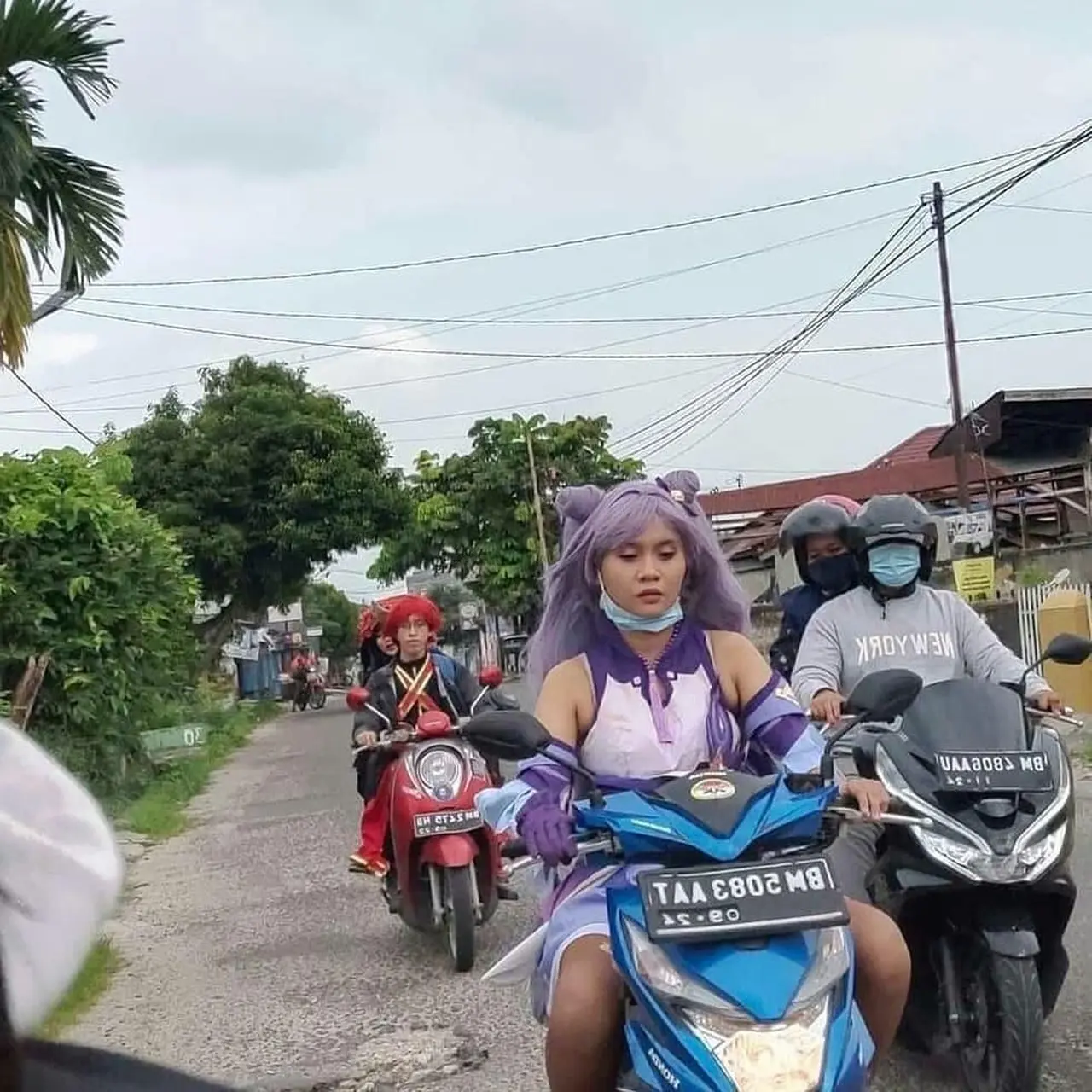 Kumpulan Potret Cosplayer Naik Sepeda Motor, Ada yang Ditegur Polisi ...