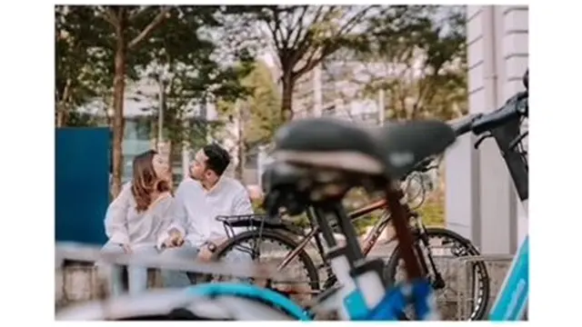 6 Potret Prewedding Kiky Saputri dan Kekasih, Serasi Bertema Hitam Putih - Hot Liputan6.com