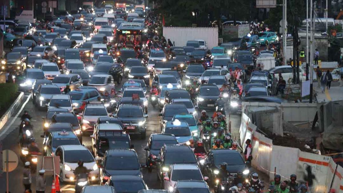 Macet di Jalan TB Simatupang Mulai Terurai, Rekayasa Lalin di Tol ...