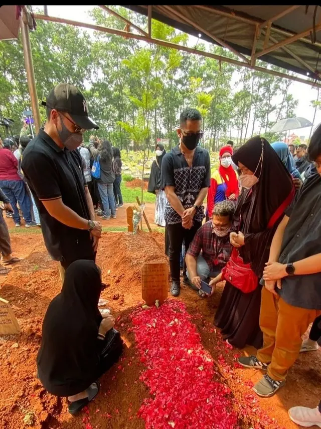 5 Potret Bintang Takdir Cinta yang Kupilih di Makam Eeng Saptahadi ...