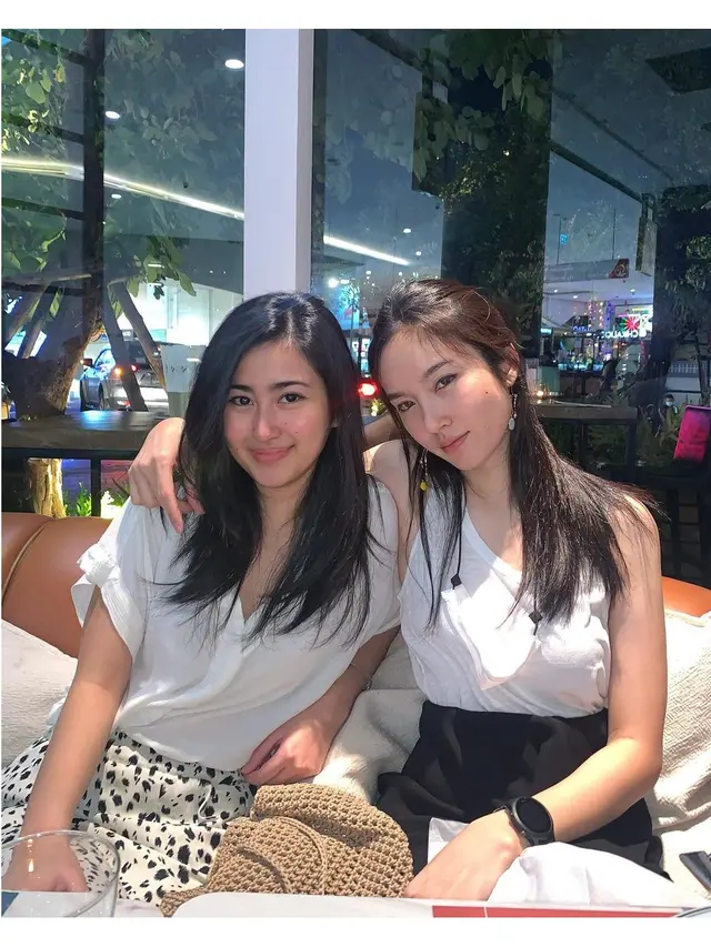 7 Potret Kedekatan Nong Poy dan Adik Perempuannya, Sister Goals - Hot ...