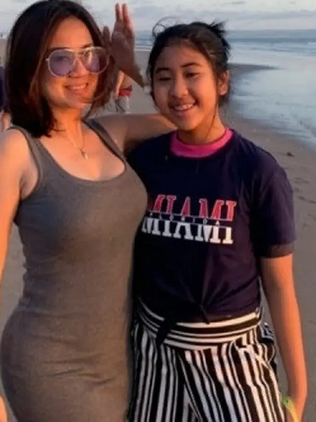 Jarang Tersorot, Ini 6 Momen Kebersamaan Tante Ernie dan Anak ...