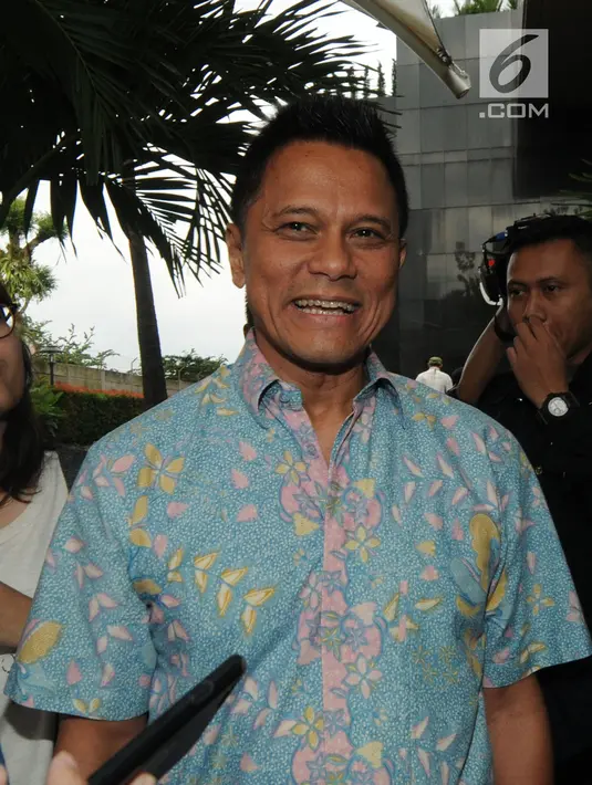 FOTO: Ekspresi Bos MRA Soetikno Soedarjo Usai Diperiksa KPK - Foto ...