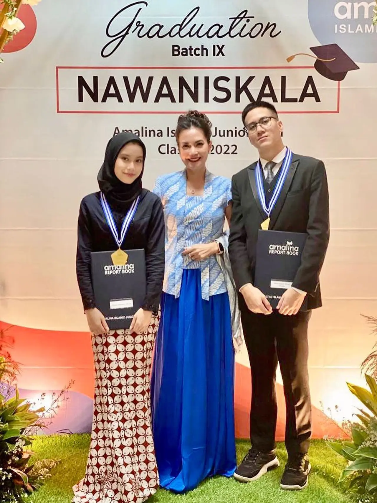 Jarang Tersorot, Potret Anak Kembar Fadlan Muhammad Wisuda SMP, Ganteng ...