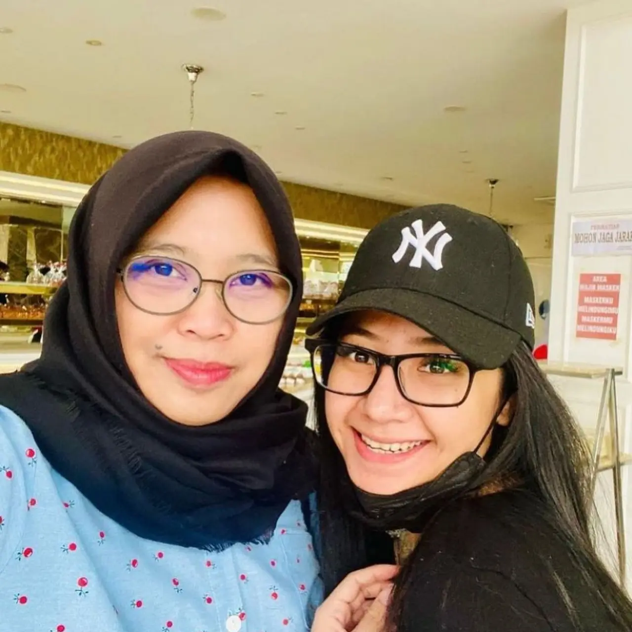 Tulis Pesan Menyentuh, Ini 6 Potret Kenangan Ibu Rio Alief dan Clerence Chyntia - Hot Liputan6.com