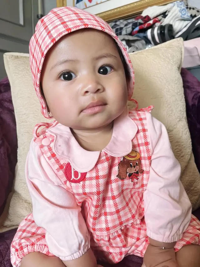 5 Potret Baby Lily Berbalut Baju Kotak-Kotak, Menggemaskan Sampai Dapat Julukan Baru - Hot ...