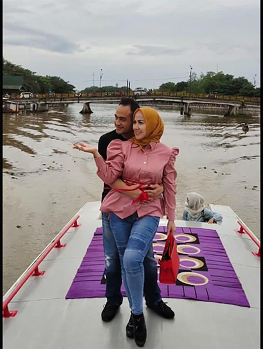 Potret Kemesraan Venna Melinda dan Ferry Irawan di Atas Kapal, Yang Muda Lewat - Photo Fimela.com