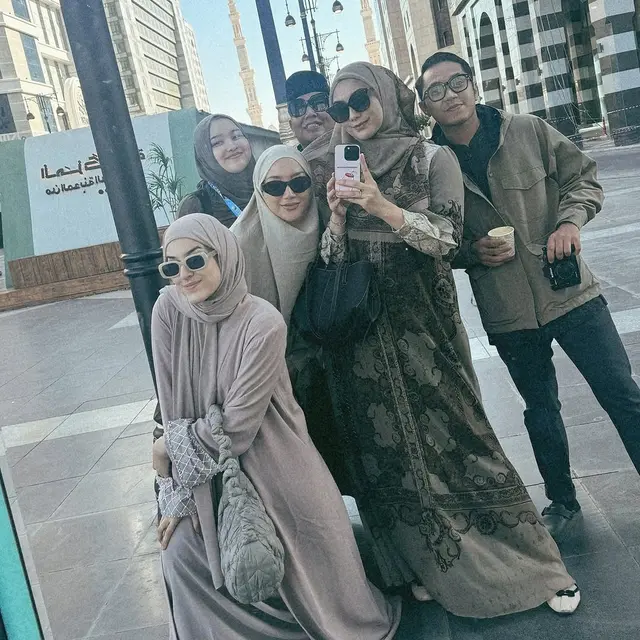 7 Potret Erica Putri Jalani Umrah dengan Sahabat, Fokus Ibadah dan ...
