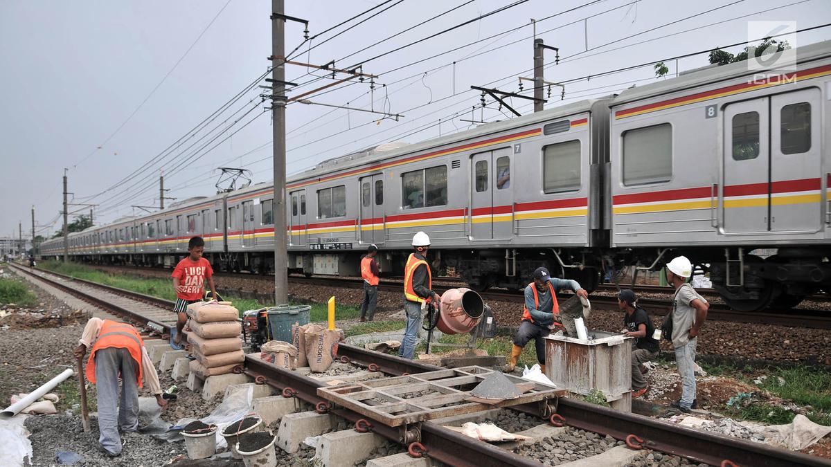 FOTO: Pemasangan Pondasi Tiang Sinyal DDT Manggarai-Cikarang - Foto ...