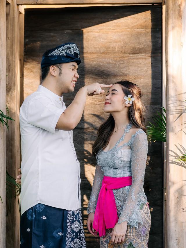 7 Gaya Pemotretan Lula Lahfah Pakai Baju Adat Bali, Kompak Bareng ...
