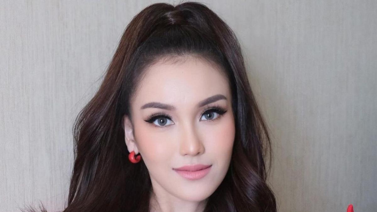 8 Potret Ayu Ting Ting yang Selalu terlihat Ceria, Sosok Tegar yang ...