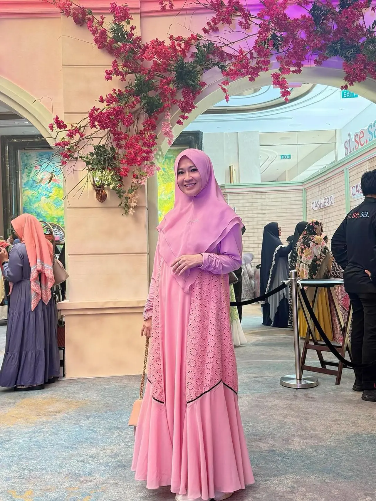 Potret Okie Agustina Pamer Senyum Sumringah Usai Melajang, Kumpul ...