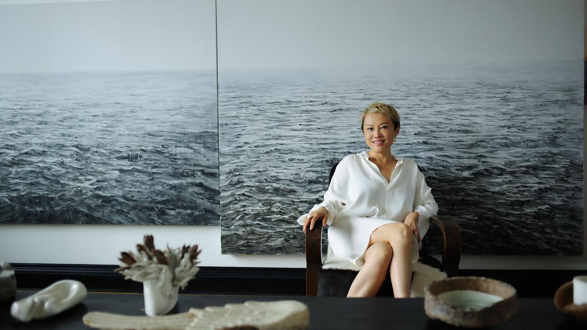 Desainer Fashion Han Feng Pamer Koleksi Seni Pribadinya di Amanyangyun