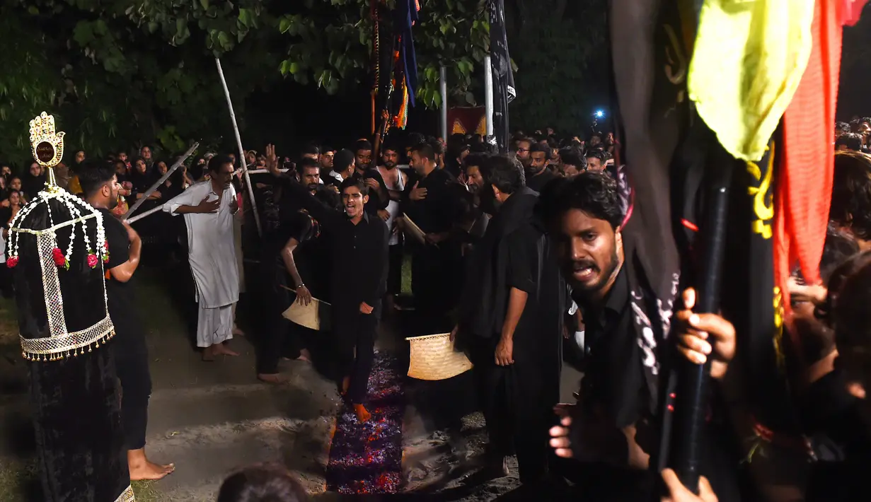 FOTO: Sambut Asyura, Anak-Anak Syiah Pakistan Berlari di Bara Api ...