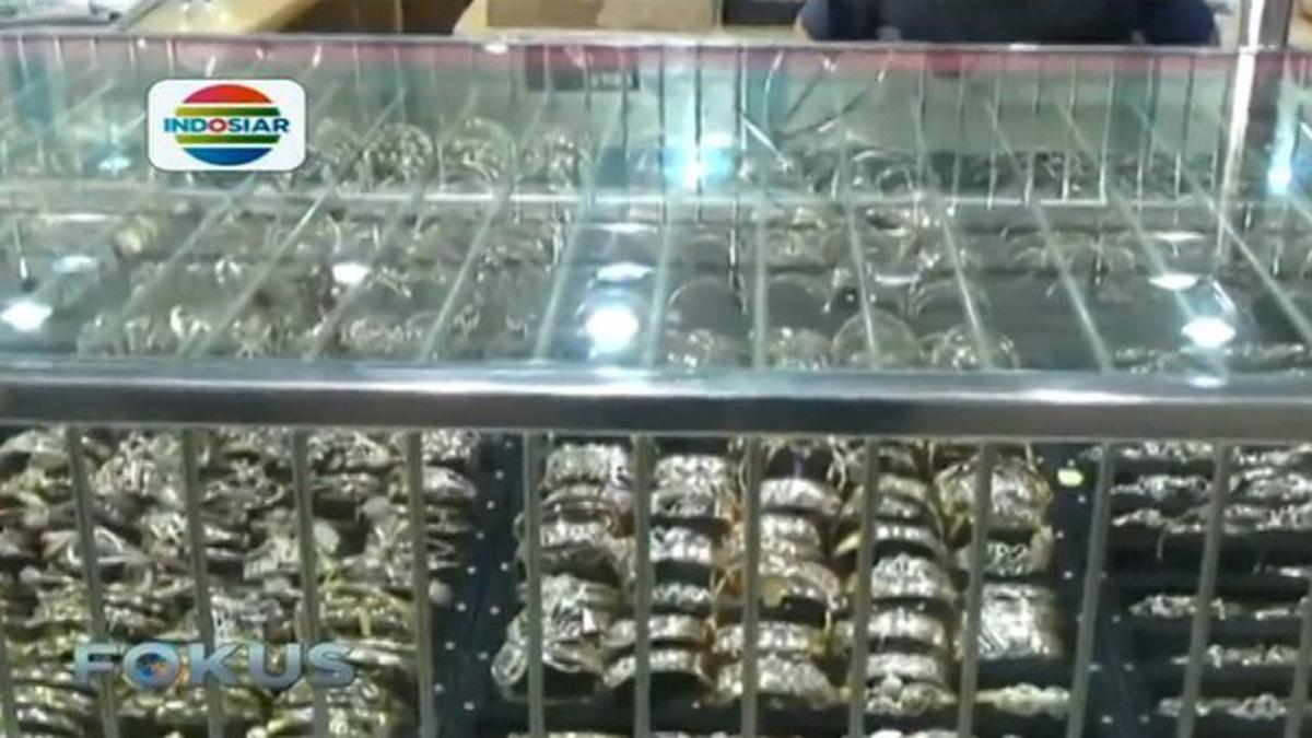 Jelang Tahun Ajaran Baru, Warga Subang Ramai Jual Emas - News Liputan6.com