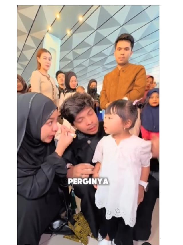 8 Momen Atta Halilintar dan Aurel Hermansyah Pamit Pergi Haji ke Anak ...