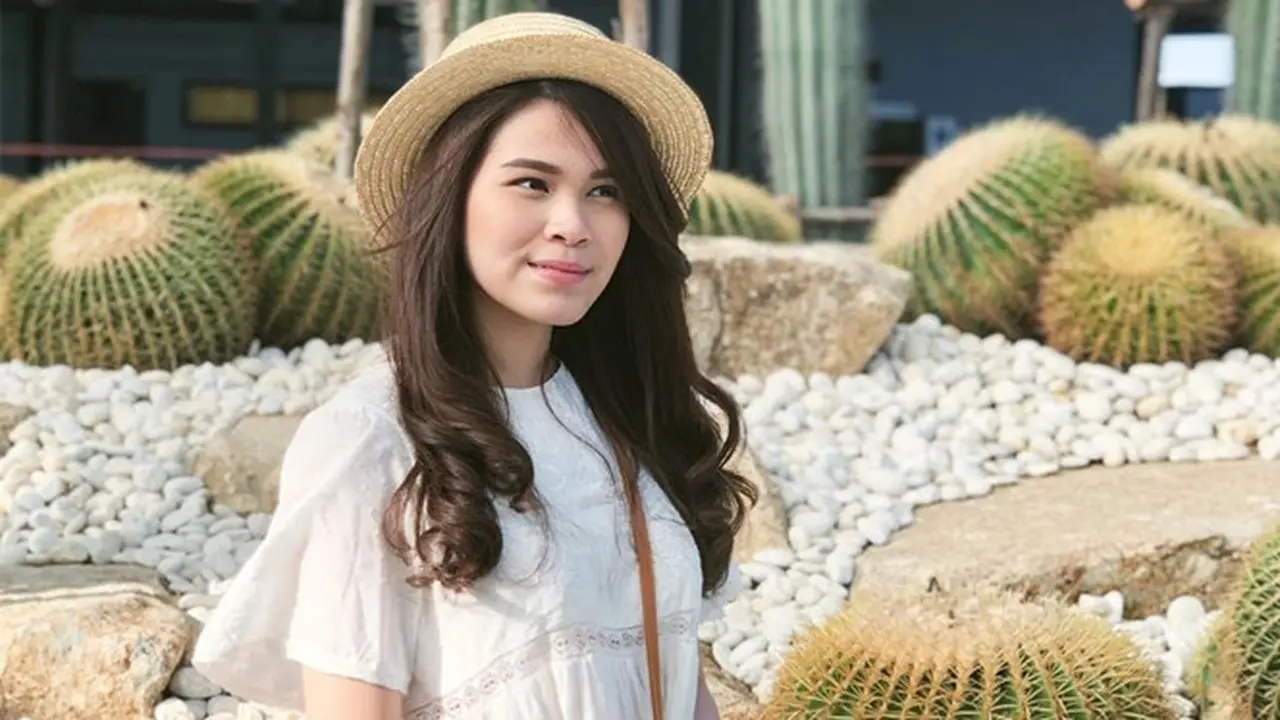 6 Potret Chen Giovani, Wanita yang Dikabarkan Dekat dengan Putra Hotman ...