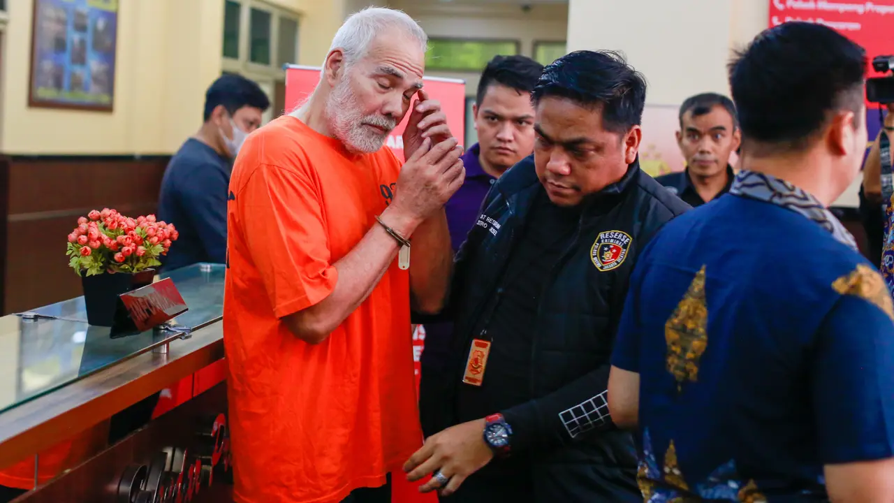 Potret Aktor Senior Pierre Gruno Pakai Baju Tahanan Nomor 93 dengan ...