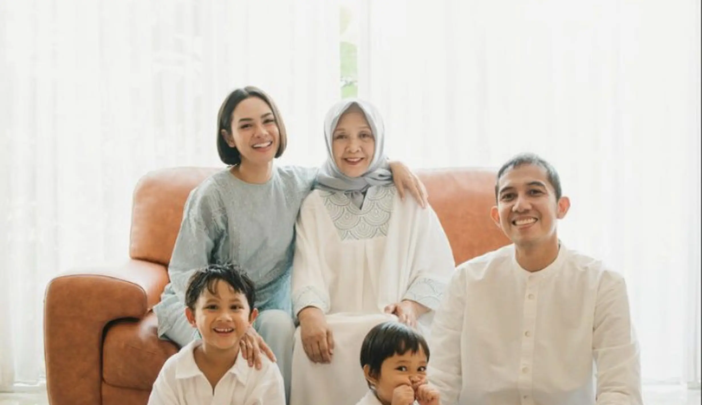 8 Ide Pose Foto Keluarga saat Lebaran dari Publik Figure Tanah Air, Ada ...