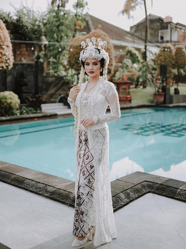 Lepas Status Janda, Ini 6 Momen Pernikahan Tiwi Eks T2 dengan Adat Sunda - Hot Liputan6.com