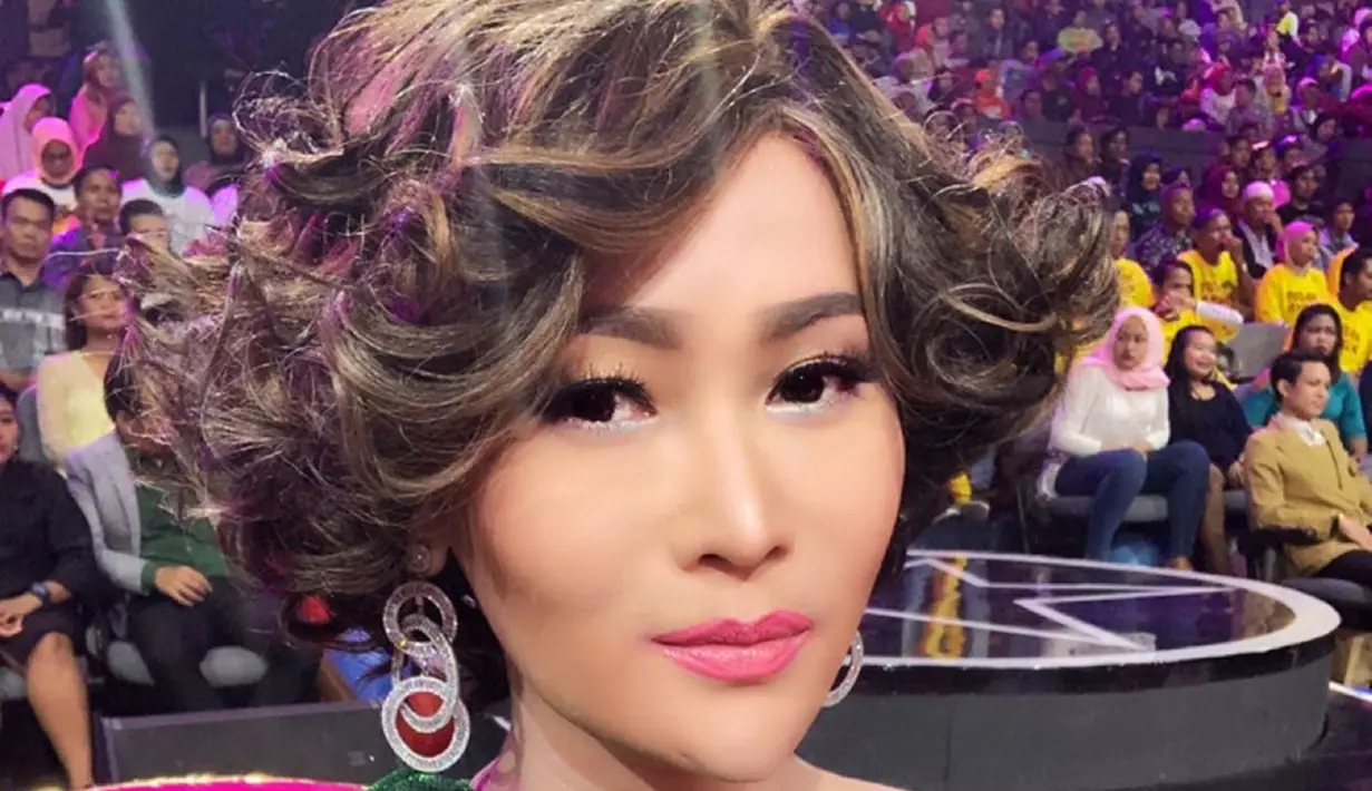 FOTO: Gaya Inul Daratista dengan Rambut Pendek, Tampak Lebih Muda ...