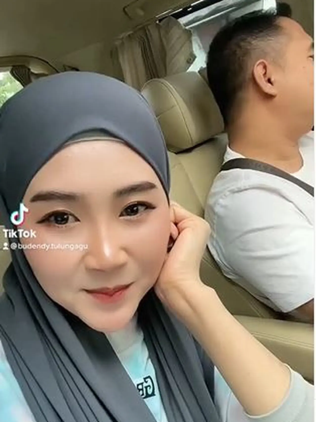 6 Potret Terbaru Bu Dendy yang Pernah Viral, Disebut Makin Glowing dan Tajir - Hot Liputan6.com