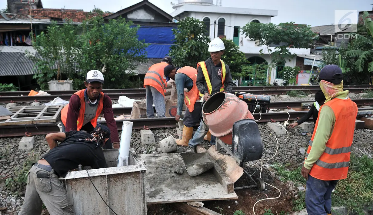 FOTO: Pemasangan Pondasi Tiang Sinyal DDT Manggarai-Cikarang - Foto ...