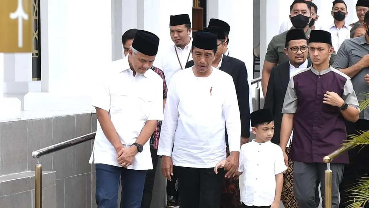 Jokowi dan Ganjar Pranowo Sholat Jumat di Masjid Sheikh Zayed Solo - News Liputan6.com