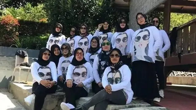 6 Potret Kocak Emak-Emak Saat Pakai Baju Kembaran Geleng Kepala - Hot Liputan6.com