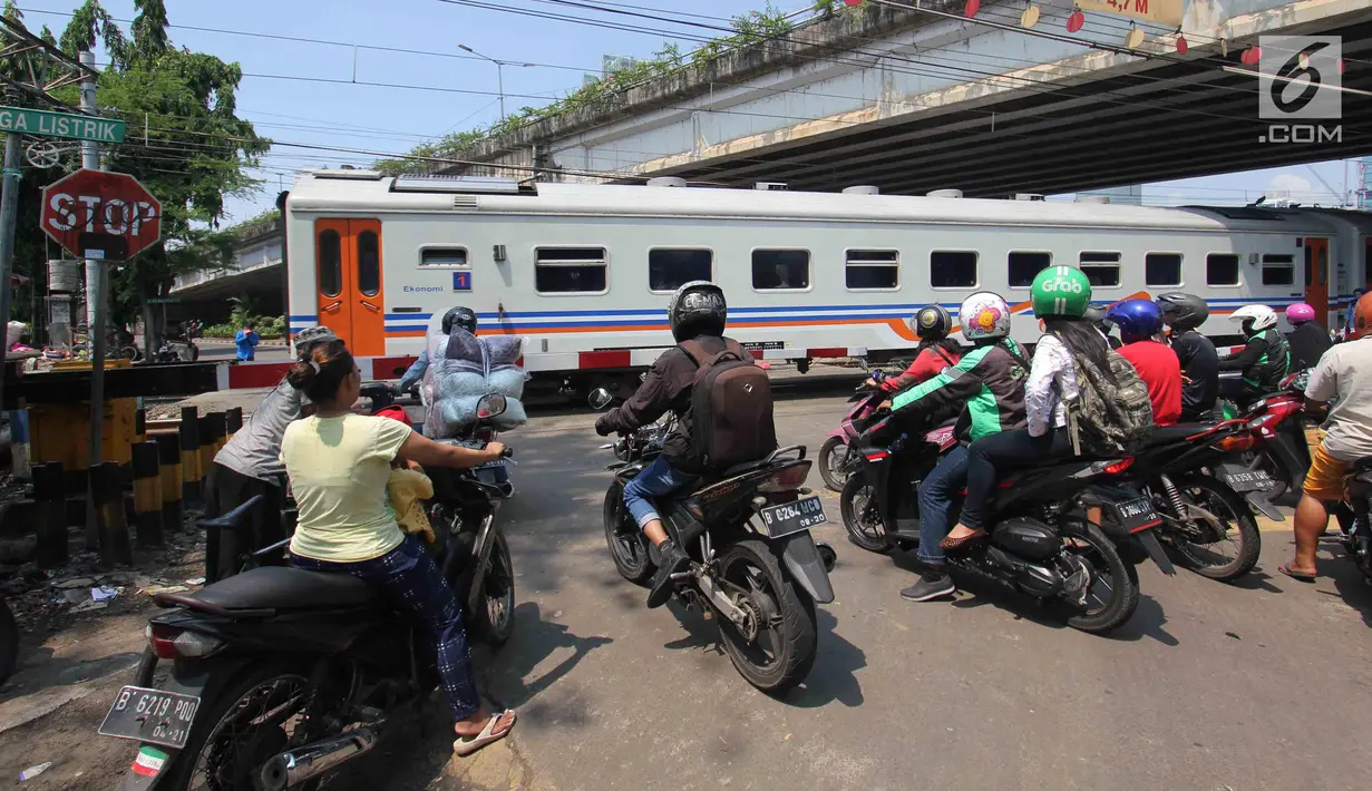 PHOTO: Dianggap Jadi Penyebab Kemacetan, Perlintasan di Jalan KH Mas Mansyur Akan Ditutup - Foto ...
