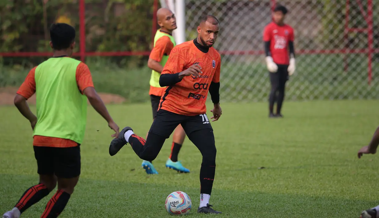 Foto: Gustavo Almeida Cetak Assist untuk Hanif Sjahbandi saat Latihan ...
