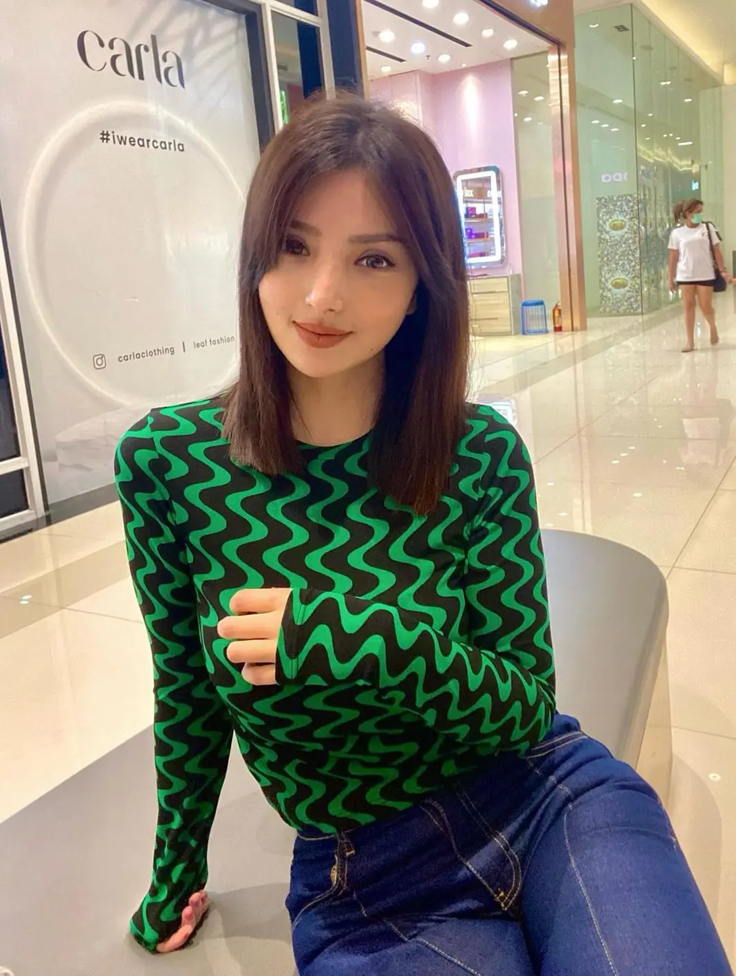 Pesona Sarah Samantha Sepupu Zaskia dan Shireen Sungkar, Perpaduan Tiga Negara - Visual Bak ...