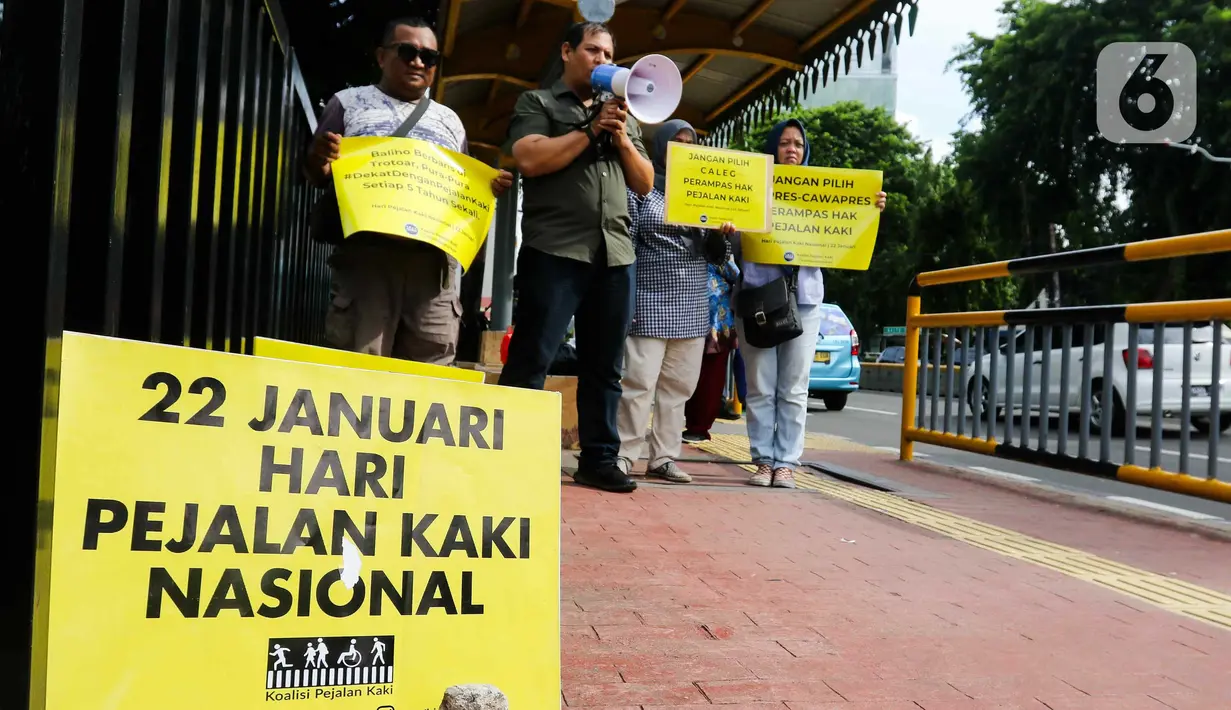 Potret Aktivis saat Peringati Hari Pejalan Kaki Nasional - Foto Liputan6.com