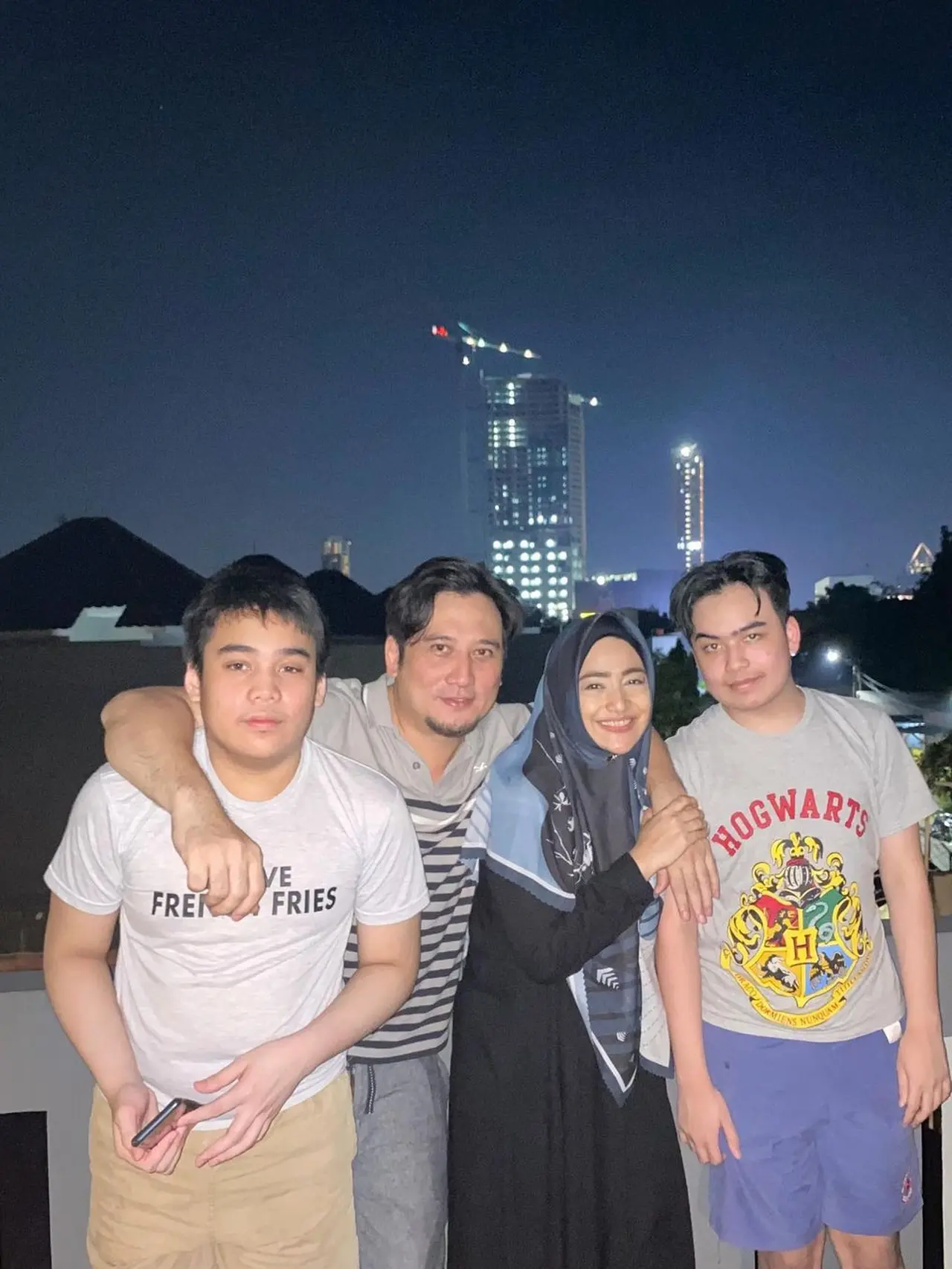 Kembar Beranjak Dewasa, Ini 7 Potret Keanu dan Omar Putra Tengku ...