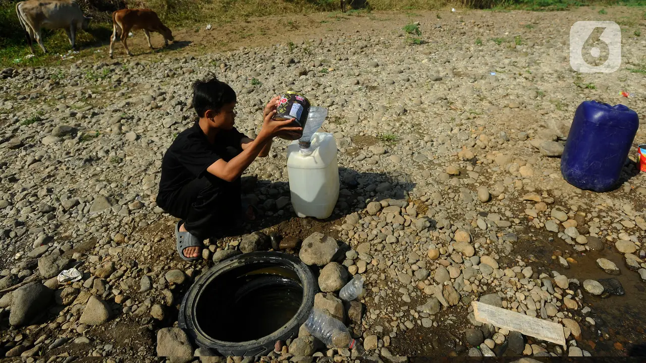 Dilanda Kekeringan, BPBD Kabupaten Bandung Salurkan 1,3 Juta Liter Air Bersih untuk 51 Desa ...